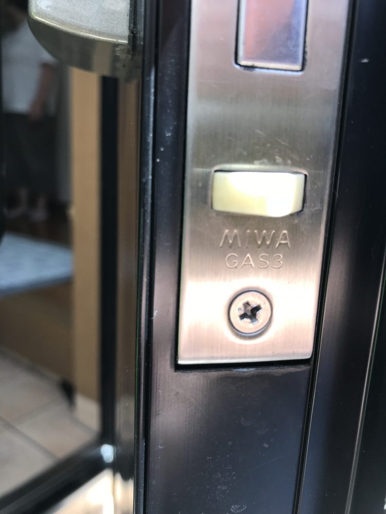 【堺市西区上】新日軽 MIWA 『PESP+GAS3』錠ケース 交換 工事事例｜大阪府堺市で鍵･防犯のことなら カギの救急車 鳳店