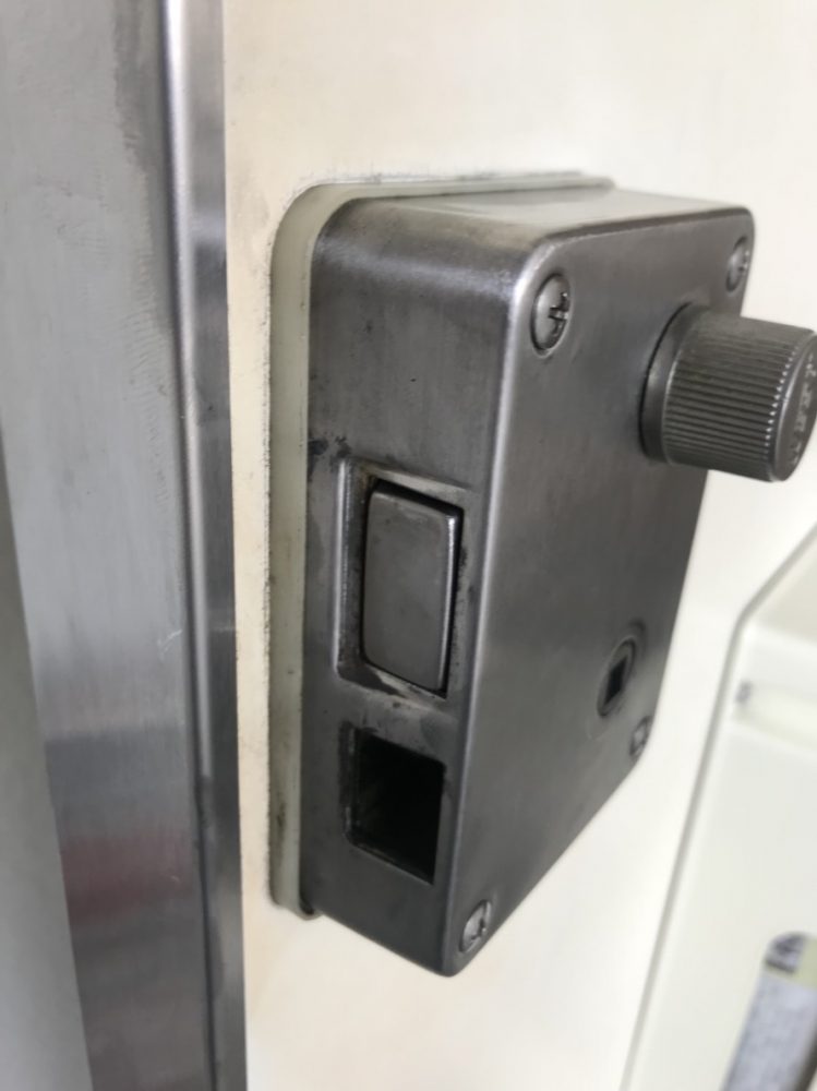 【泉大津市綾井】WEST アクト面付け SHOWA 7680KJ 交換作業 工事事例｜大阪府堺市で鍵･防犯のことなら カギの救急車 鳳店