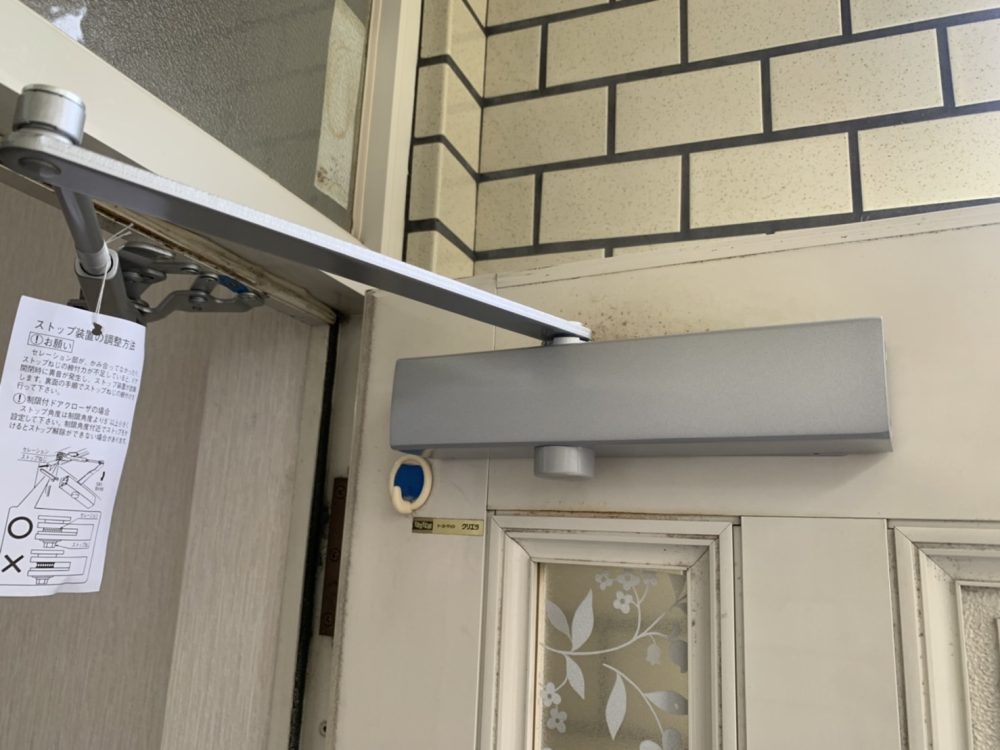 【堺市東区日置荘西町】ニッカナ(ダイハツディーゼル) ドアクローザー 取り替え NHN 152SPT ドアチェック 加工交換 工事事例｜大阪府堺市で鍵･防犯のことなら カギの救急車 鳳店