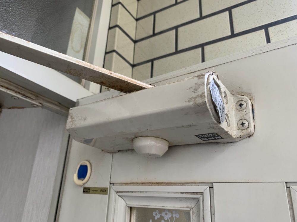 【堺市東区日置荘西町】ニッカナ(ダイハツディーゼル) ドアクローザー 取り替え NHN 152SPT ドアチェック 加工交換 工事事例｜大阪府堺市で鍵･防犯のことなら カギの救急車 鳳店