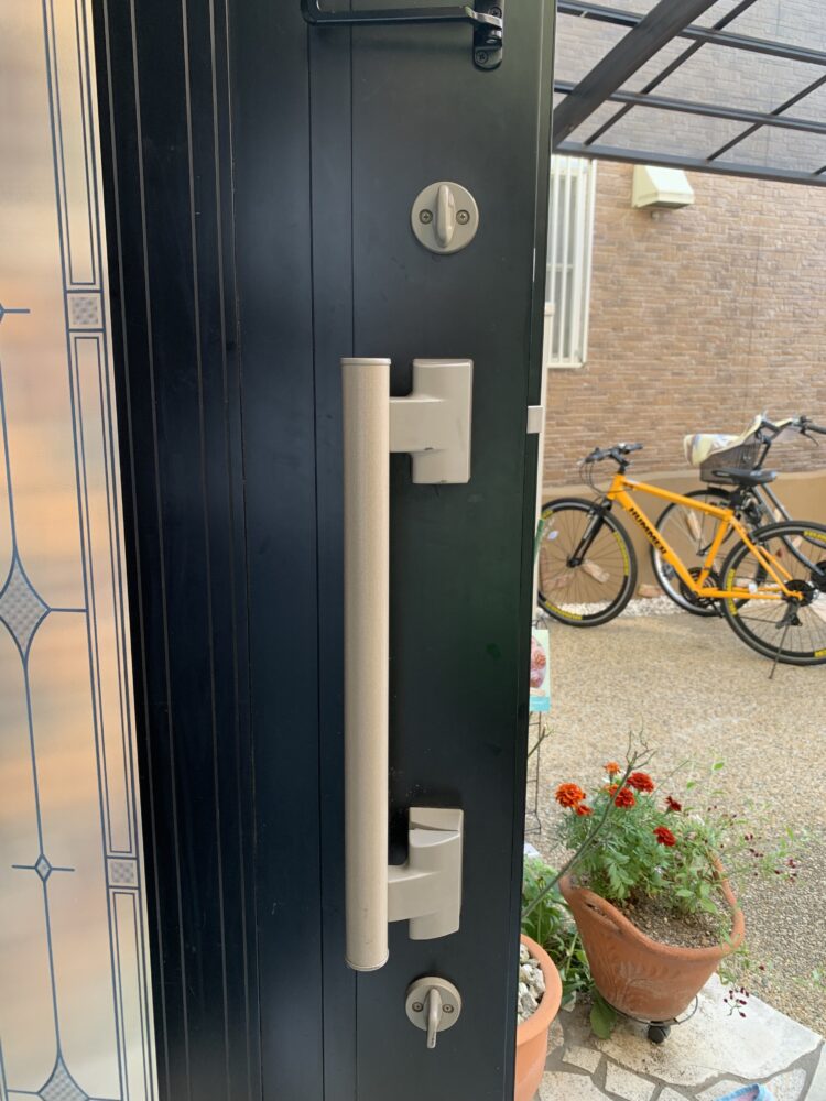 【貝塚市鳥羽】トステム(TOSTEM) 玄関 ラッチケース 取り換え 『QDC-18』リクシル(LIXIL) 扉が閉まりきらない 工事事例｜大阪府堺市で鍵･防犯のことなら カギの救急車 鳳店